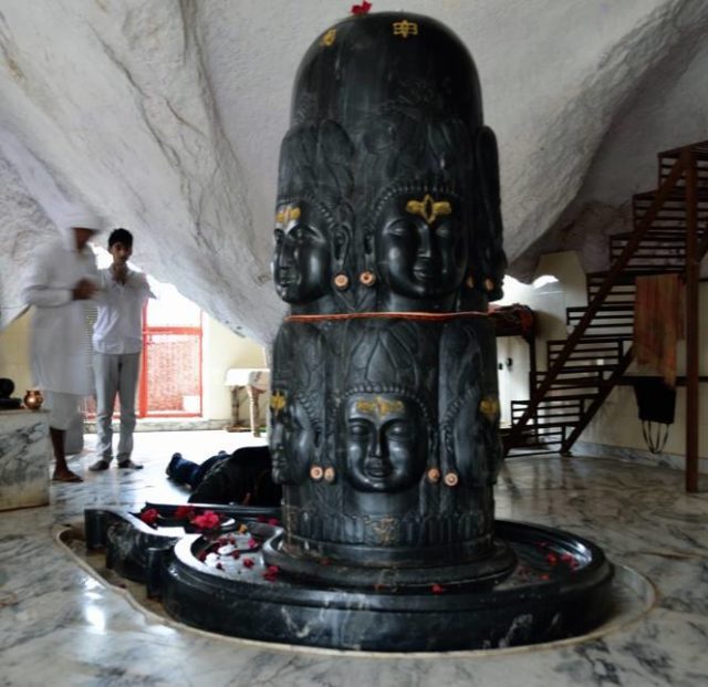 Is this the Shiva Linga in Makka Madina inside Kabba? Know the reality
