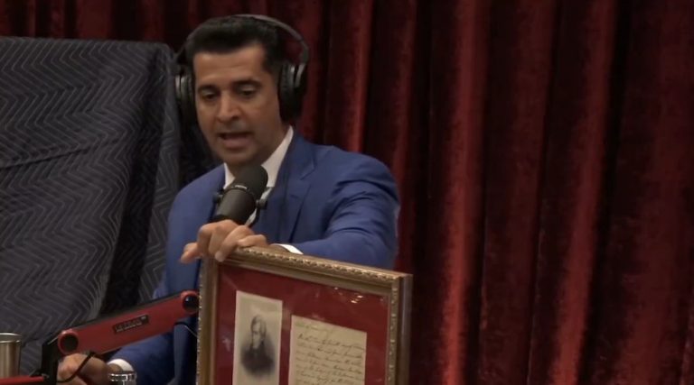 5 Thoughtful Gifts Patrick Bet-David Gives To Joe Rogan on Joe Rogan Experience Podcast